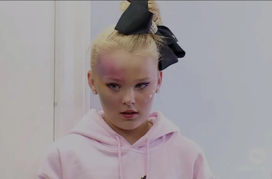 Kendall Vertes And Maddie Ziegler At The Pool