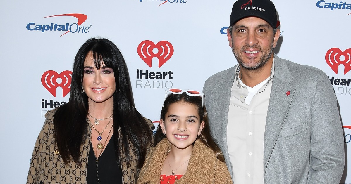 Kyle Richards And Mauricio Umansky Reunite To Surprise Daughter