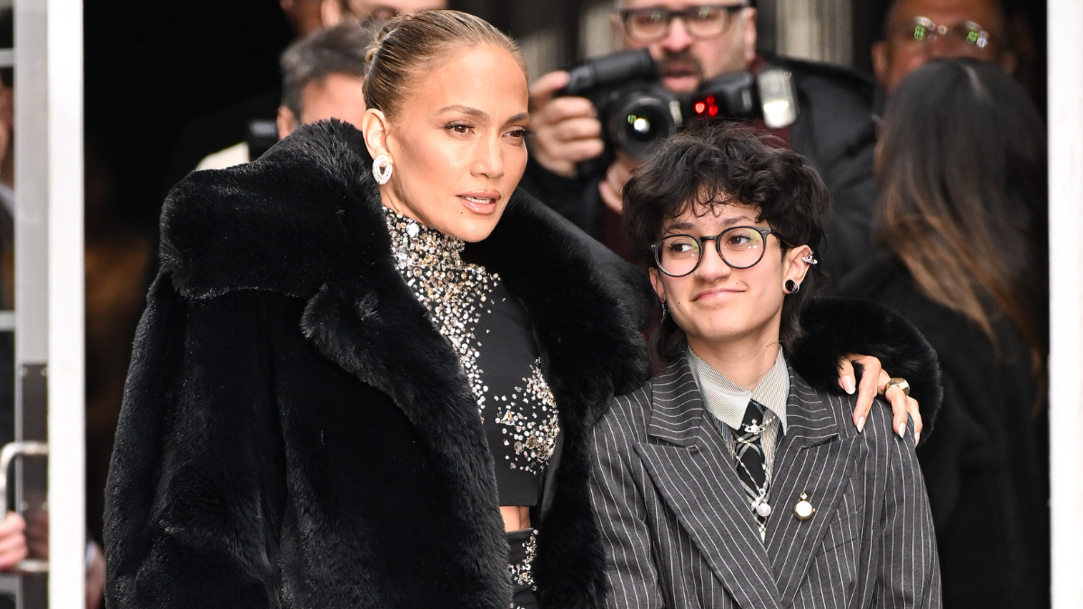 Jennifer Lopez Shouts at Paparazzi for Getting Too Close To Kid ...
