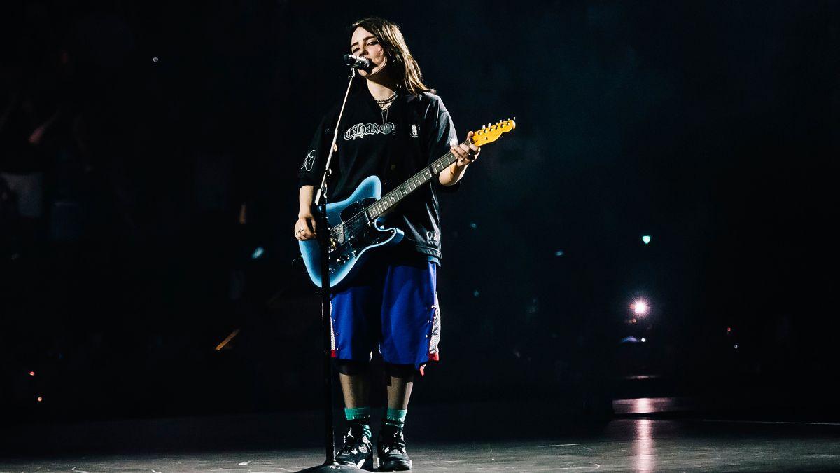 Billie Eilish Displays Rockstar Behavior in Australia Show Photos ...
