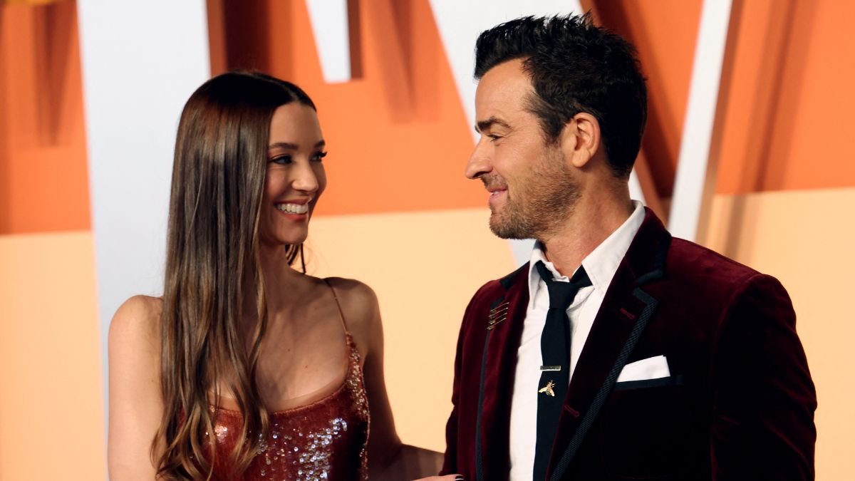 Justin Theroux & Wife Hold Hands in First Photos Post Marriage ...