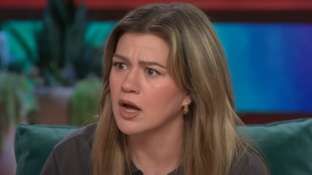 Kelly Clarkson Recalls Shocking Wardrobe Malfunction on Show - Reality Tea