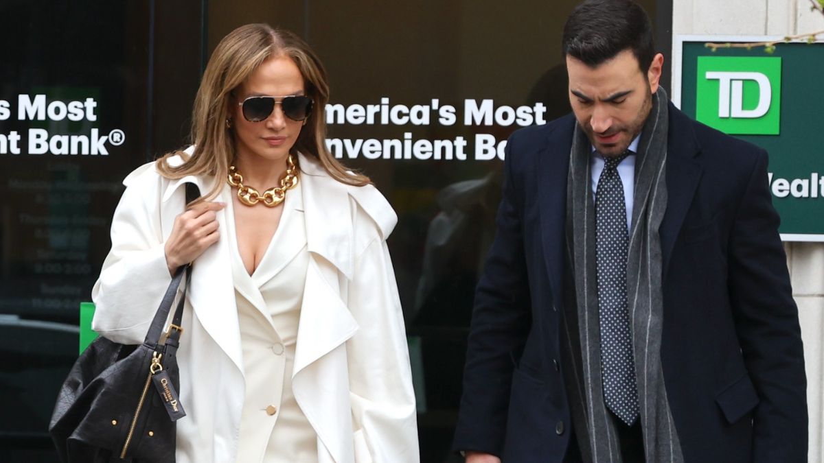Jennifer Lopez Walks Hand in Hand With Co-Star Amid Dating Rumors ...