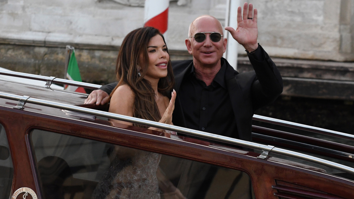 Lauren Sanchez Handed Out Amazon Slides To Wedding Guests, Say 'Sources ...