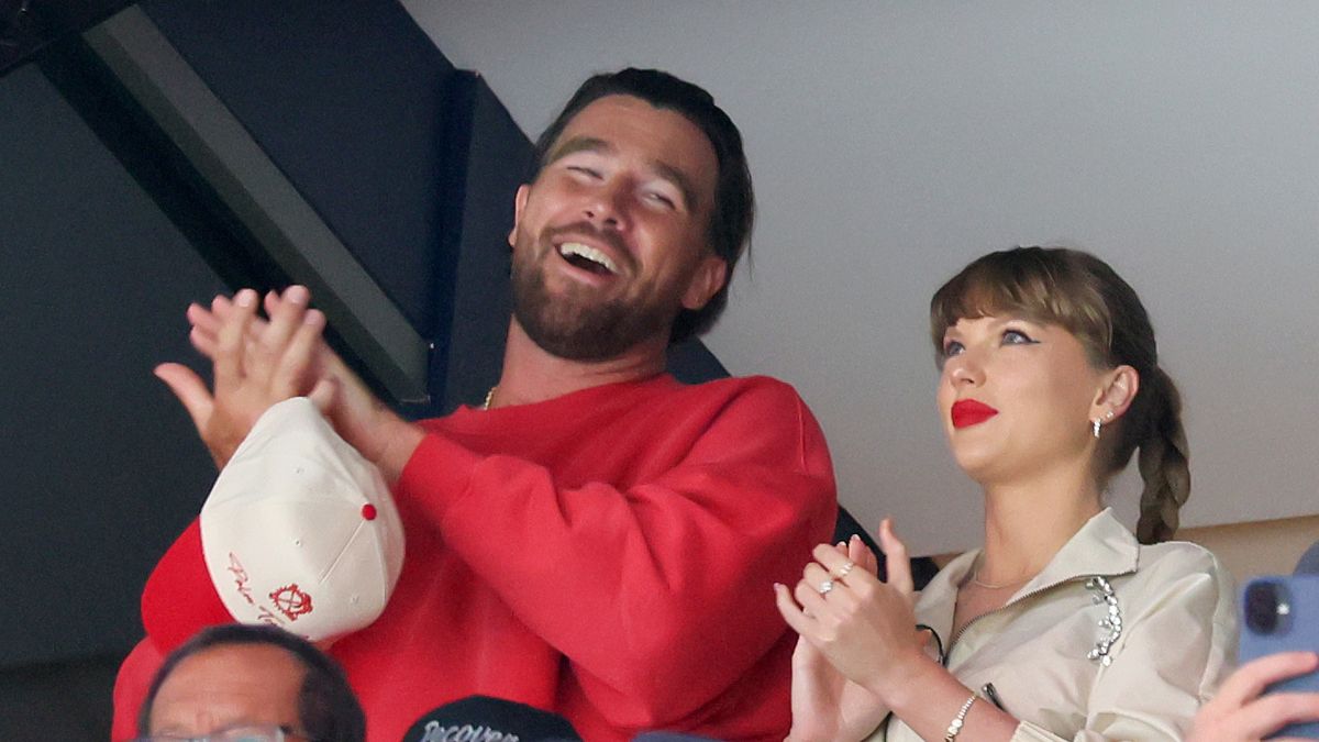 Taylor Swift & Travis Kelce Steal Spotlight With Red Carpet Debut at ...