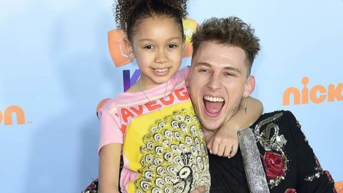 Photos: MGK Makes Surprise Appearance With Teen Daughter at Awards ...