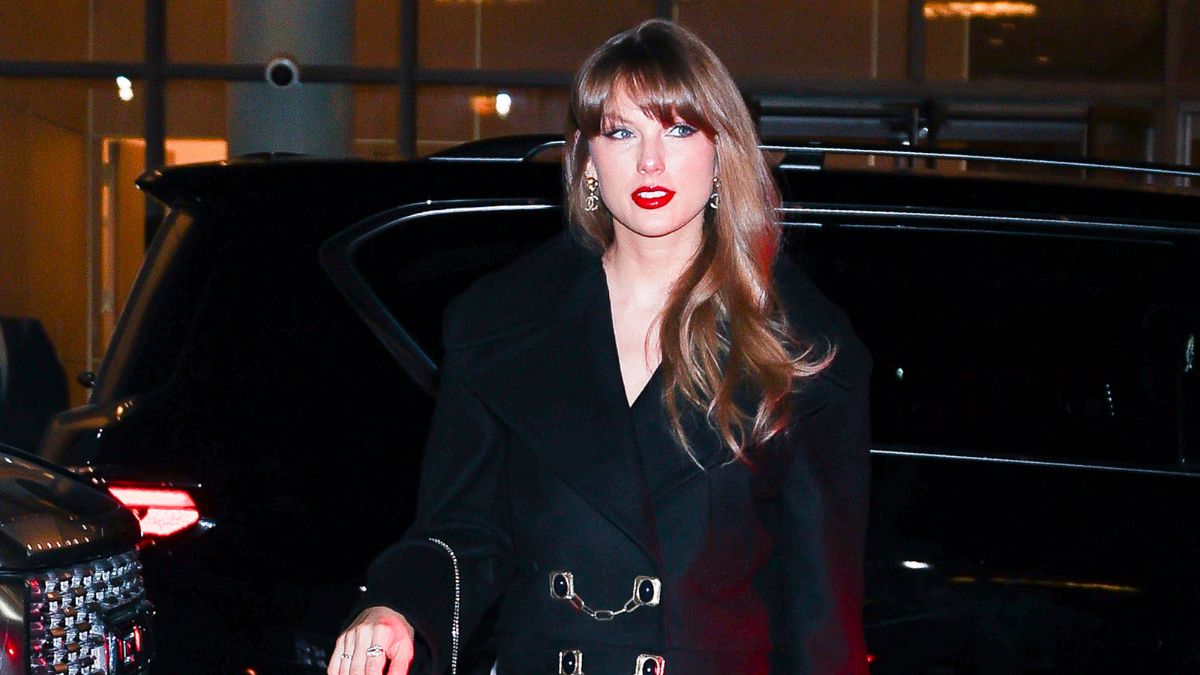 Taylor Swift Wears Own Merch On Travis Kelce Ohio Date & Swifties Can't ...