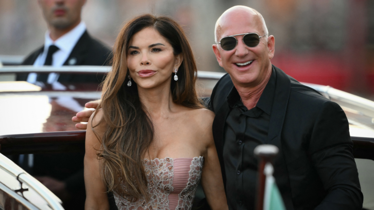 Lauren Sanchez & Jeff Bezos In Complete Party Mood in Ibiza Video ...