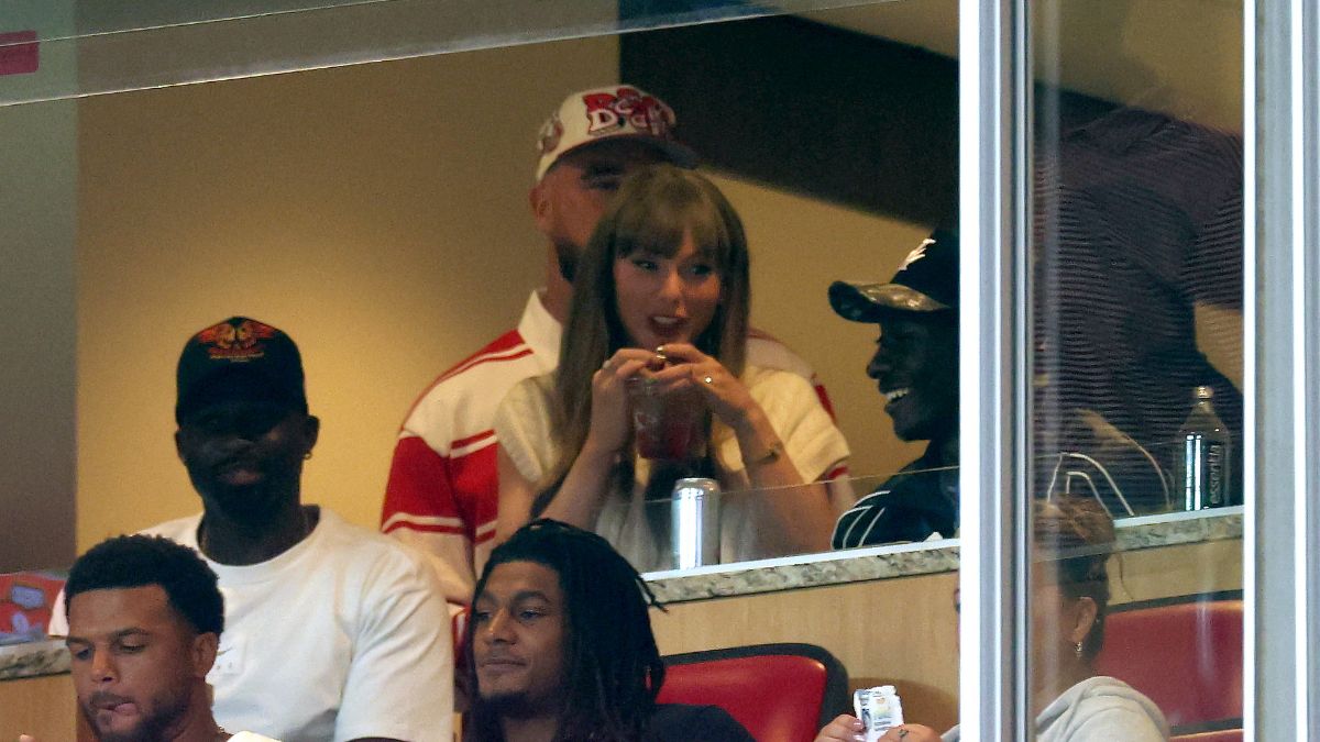 Video: Taylor Swift Wows in Flirty Look for First Public Outing Since ...