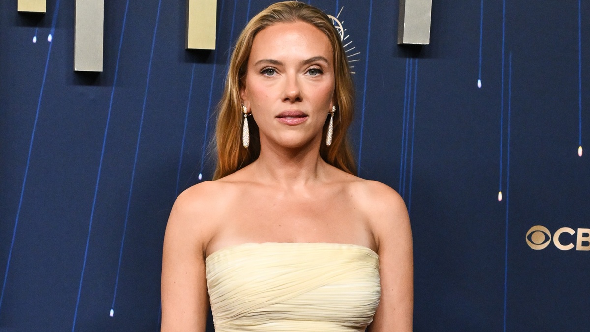 Scarlett Johansson Turns Head in Strapless Butter-Yellow Gown at Emmys ...