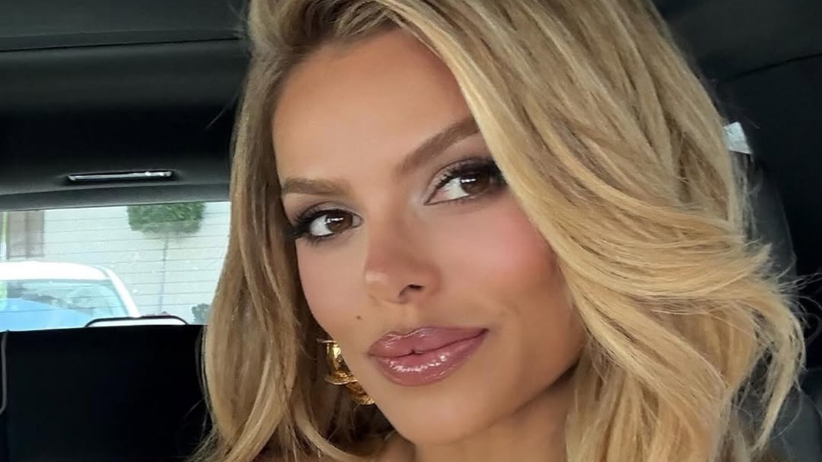 Brooks Nader Effortlessly Pulls off a Bathrobe as Her Ensemble in New ...