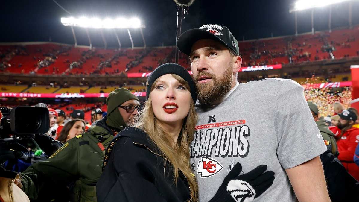 Video Shows How Taylor Swift Dodged Paparazzi at Travis Kelce’s Game ...