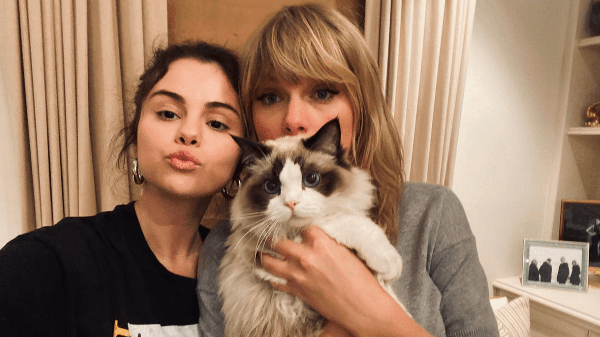 Taylor Swift Arrived Hidden Under Umbrellas for Selena Gomez & Benny ...