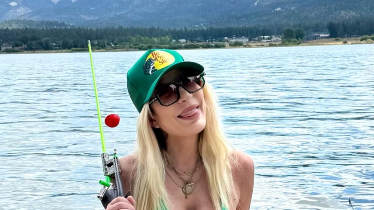 Internet Reacts to Tori Spelling Wearing Green Bikini as She Goes Fishing - Reality Tea