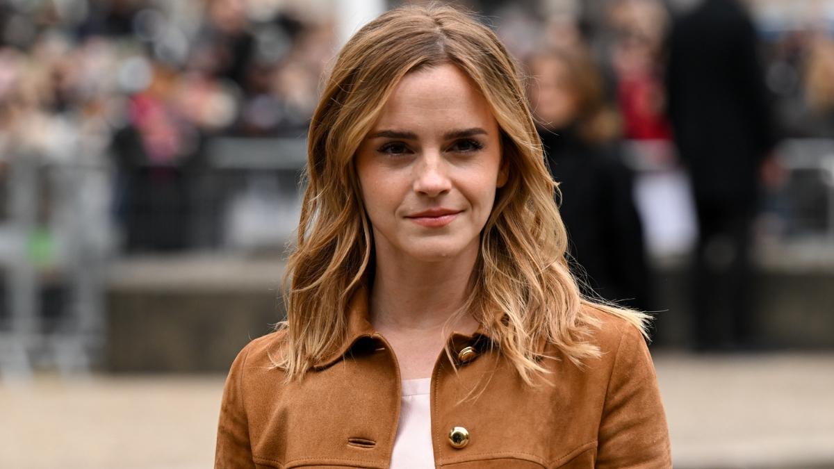 Emma Watson Might Be Wearing Huge Diamond But She's Not Engaged ...