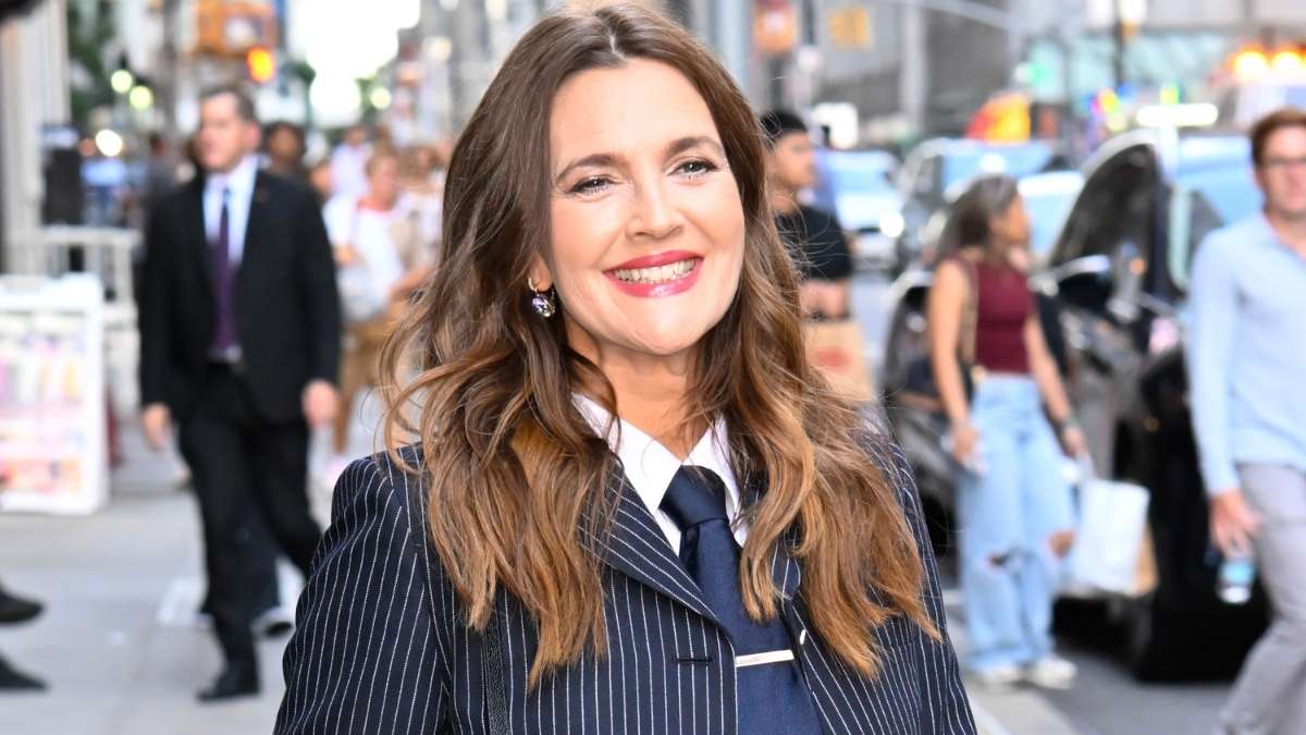 Drew Barrymore Shocks Audience by Making Cohosts Smell Her Feet On-Air ...