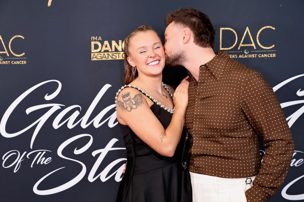 JoJo Siwa and Boyfriend Chris Hughes Mark Red Carpet Debut With a Kiss ...