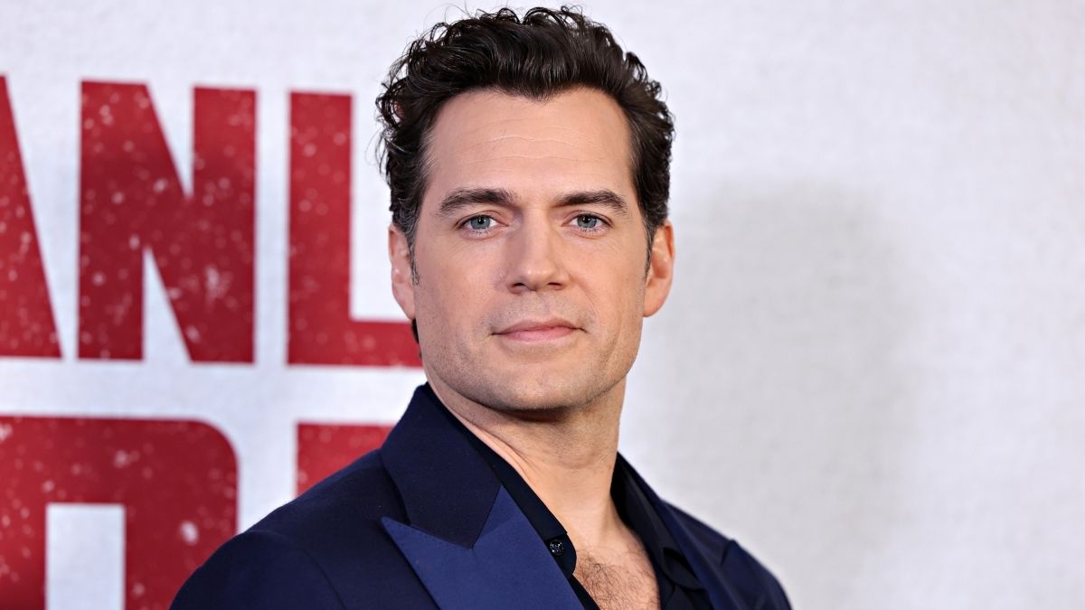 Shirtless Henry Cavill Working Out With Injured Leg Causes a Stir ...
