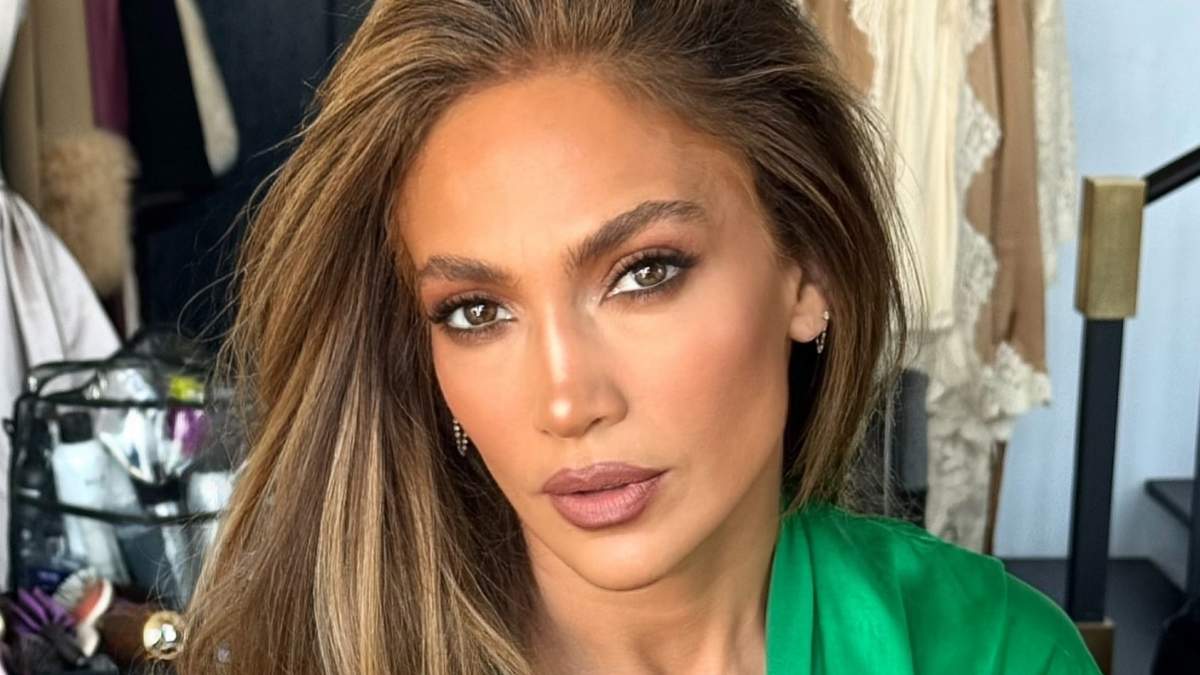 Jennifer Lopez's Dressing Gown Photos Have Fans Saying She's 'The Doll ...