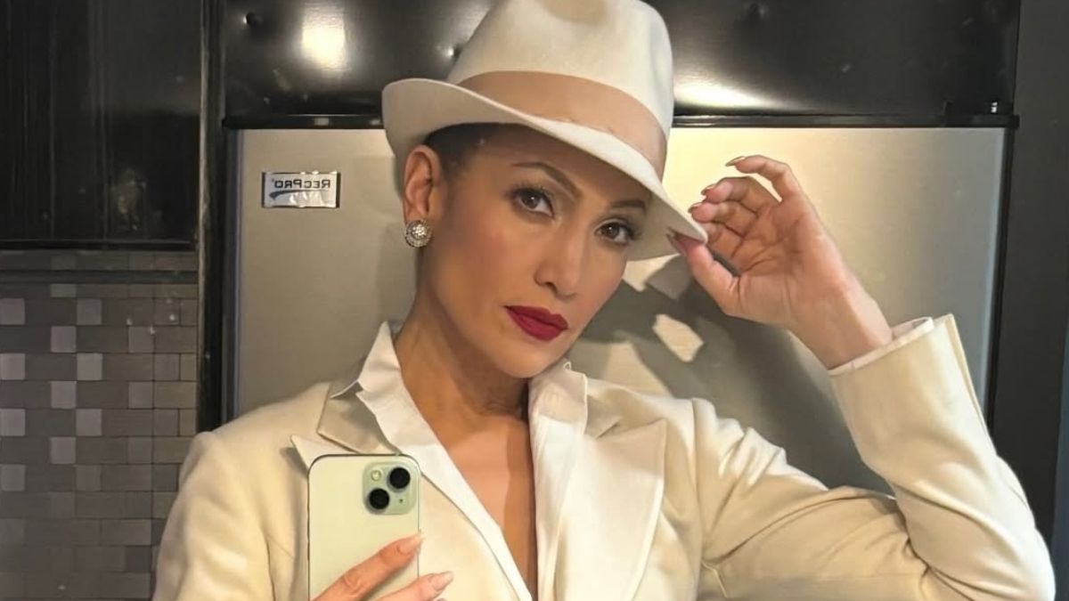 Jennifer Lopez Catches Fans in Her Web in New Dressing Room Photos ...