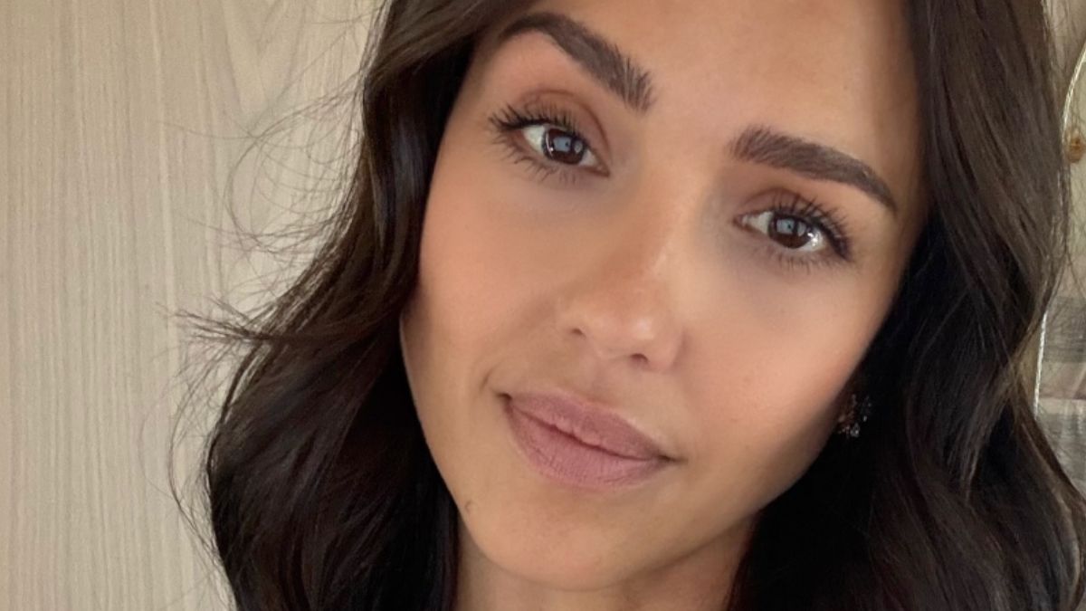 Jessica Alba Looks 'Iconic' in Tank-Top Selfie - Reality Tea