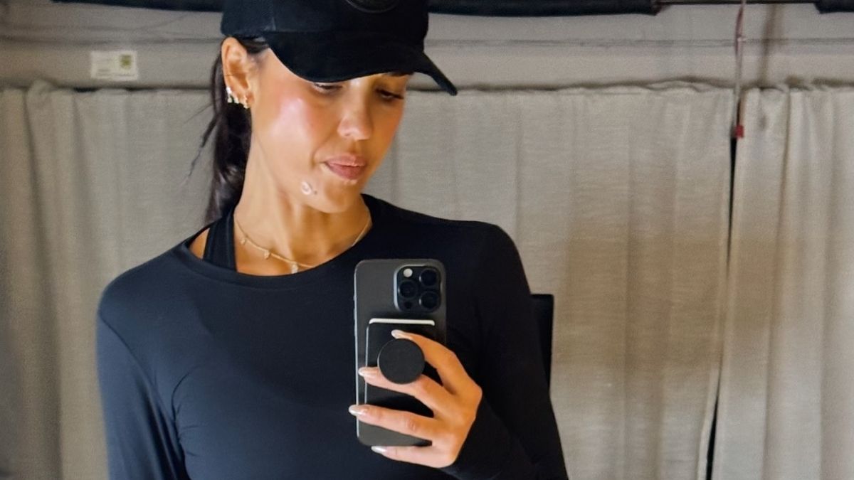 Fans Can't Stop Calling Jessica Alba 'Perfect' in Her Workout Clothes ...
