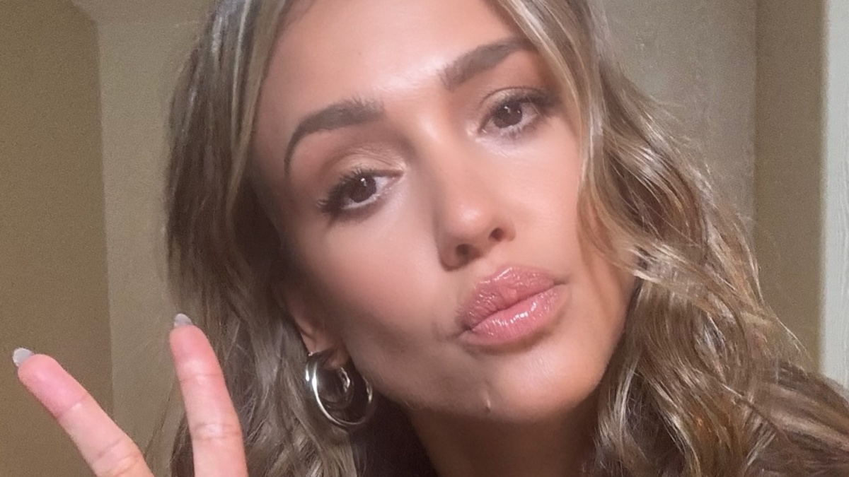 Jessica Alba Pouts As She Poses in Bold Neckline Dress - Reality Tea