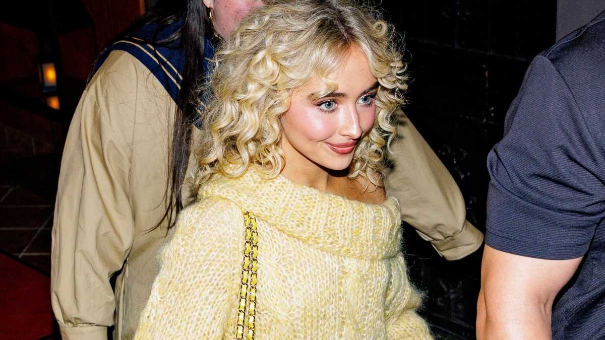 Sabrina Carpenter Looks Like Lily-Rose Depp in Vogue Photos, Fans Say ...