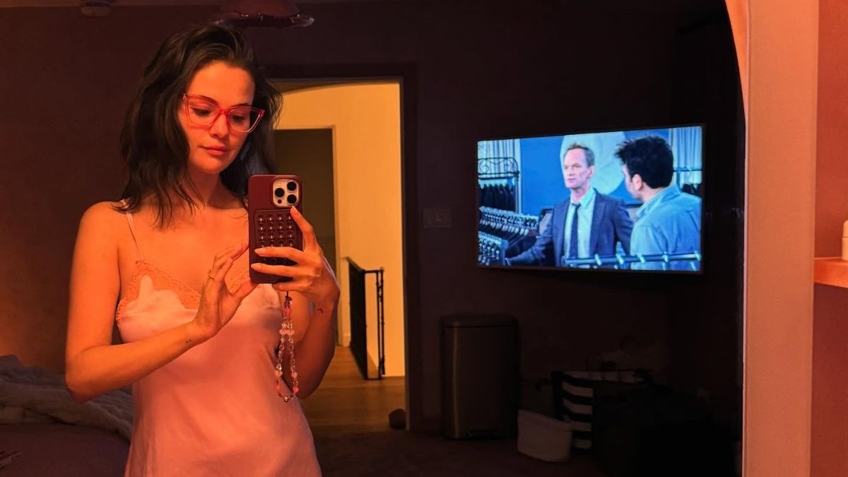 Photo: Selena Gomez Sports ‘Willy Wonka’ Hairstyle & Fans Say ‘She’s So Random' - Reality Tea