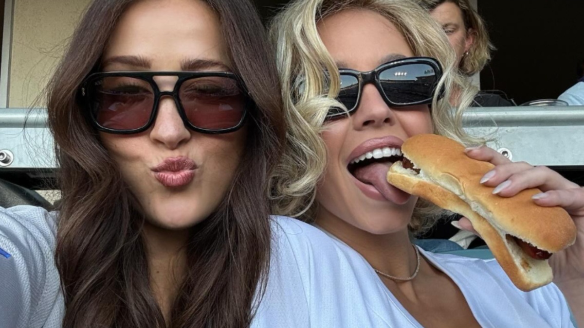 Sydney Sweeney Eats Hot Dogs With Friend at Dodgers Game - Reality Tea