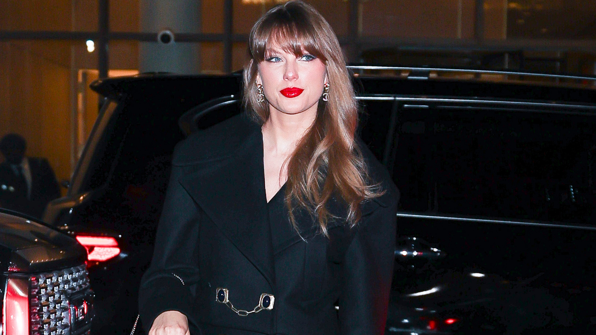 Taylor Swift Addresses What 'Actually Romantic' Lyrics Are About Amid ...