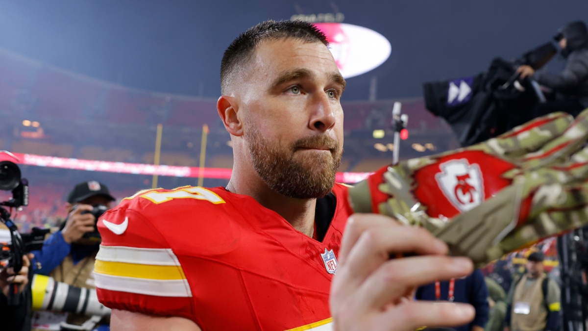 Travis Kelce Signs a Chiefs Fan’s Prosthetic Leg After Major Win ...