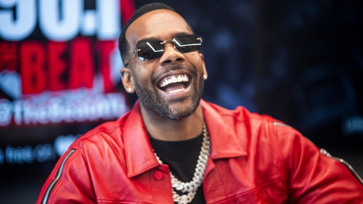 R&B Singer Calls Out Alleged Married Fan for Groping Him Mid ...