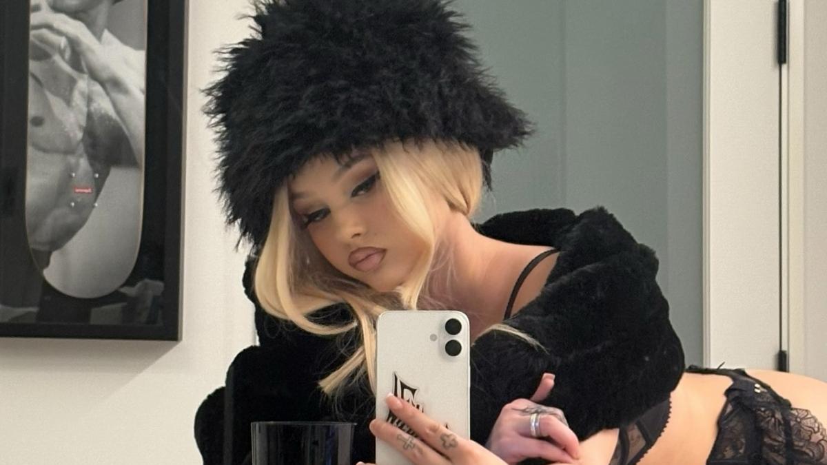 Alabama Barker’s Stringy Thong Photo Flashes Wad of Cash - Reality Tea