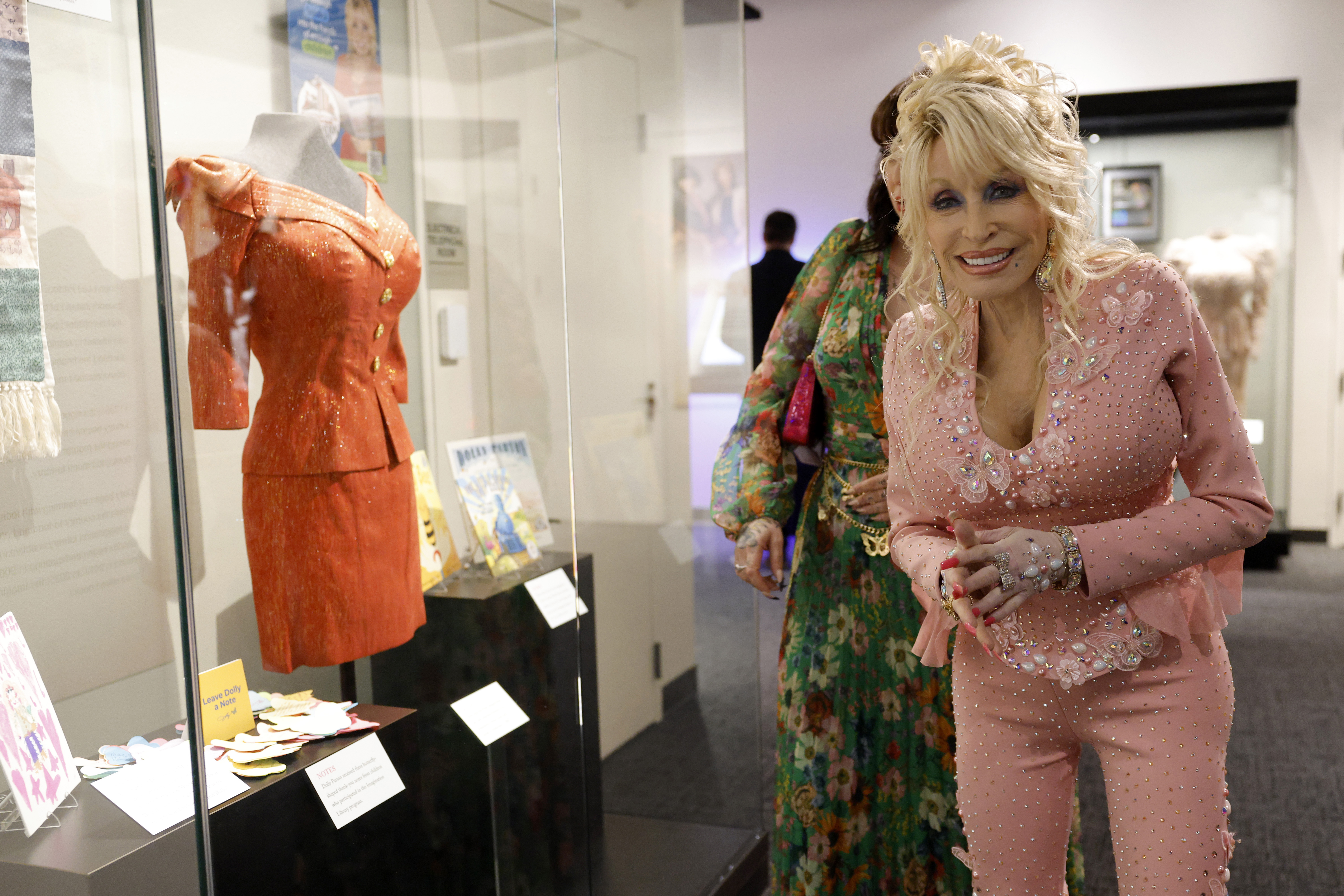 Dolly Parton ‘Taking Care of Herself’ Amid Health Concerns — Source ...