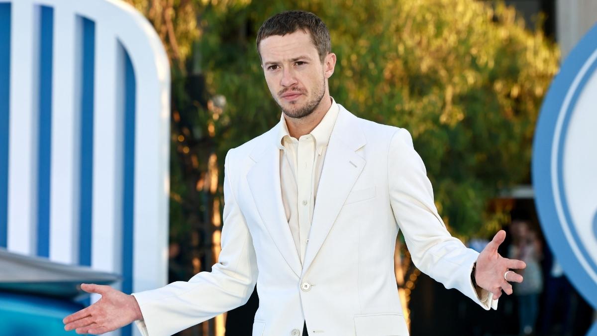 Joseph Quinn Dating Australian Singer After Doja Cat Split — Source ...