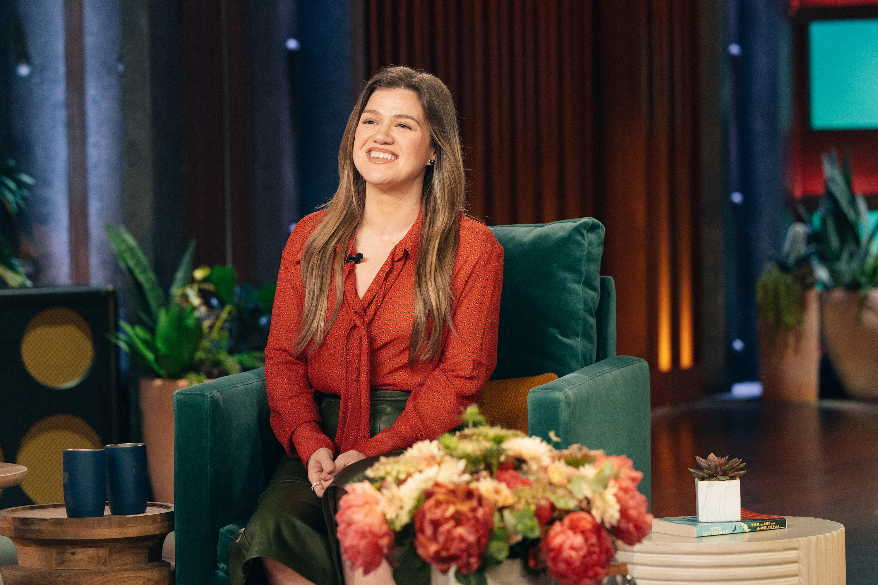 Kelly Clarkson Throws Shade at Ex-Manager Who Told Her ‘To Get a Boob ...