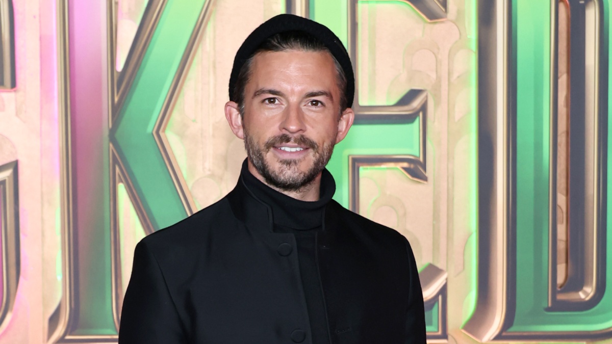 Internet Compares Jonathan Bailey to Ryan Reynolds for a Reason ...