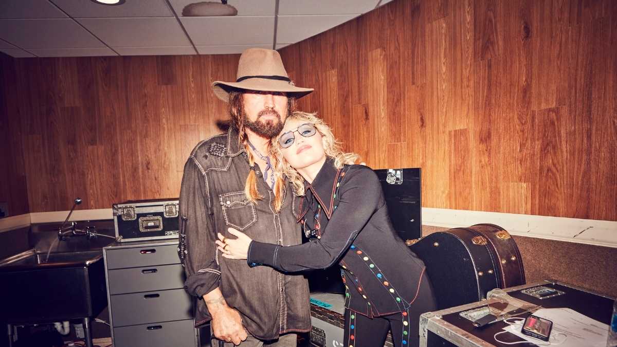 Elizabeth Hurley & Billy Ray Cyrus Get Cuddly on CMA Awards Red Carpet ...