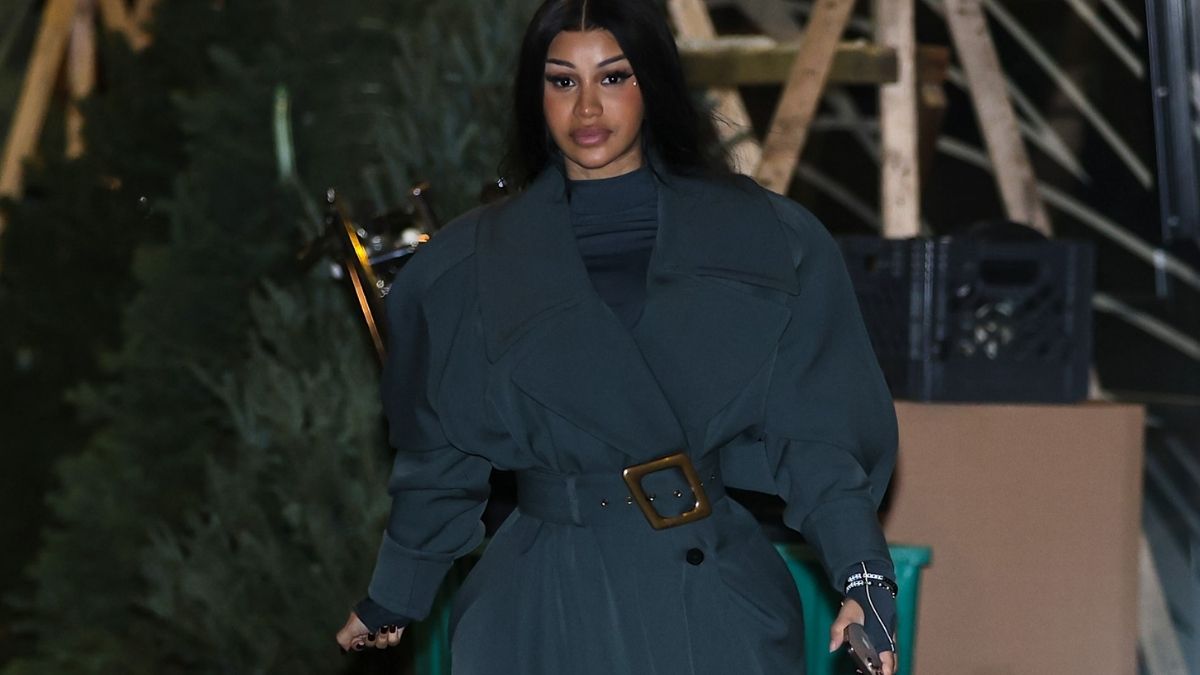Cardi B Dons $41K Chanel Pearl Bag at Boyfriend’s NFL Game - Reality Tea