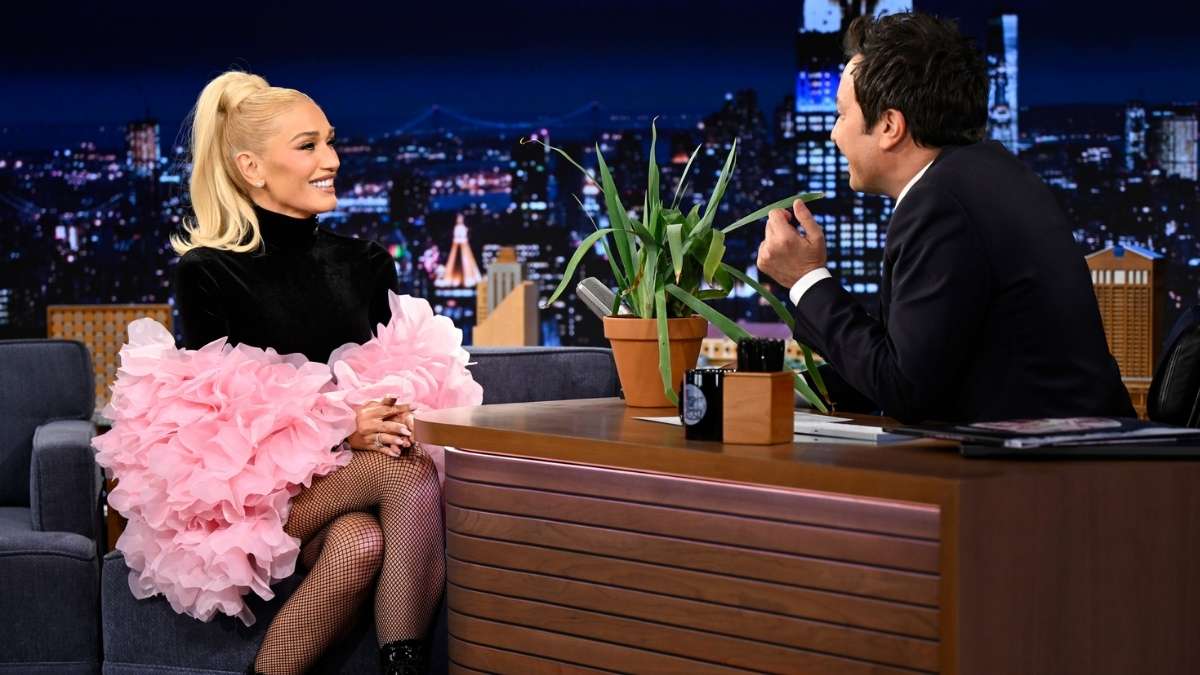 Gwen Stefani’s Micro Shorts & Fishnet Stockings Are So Sassy - Reality Tea