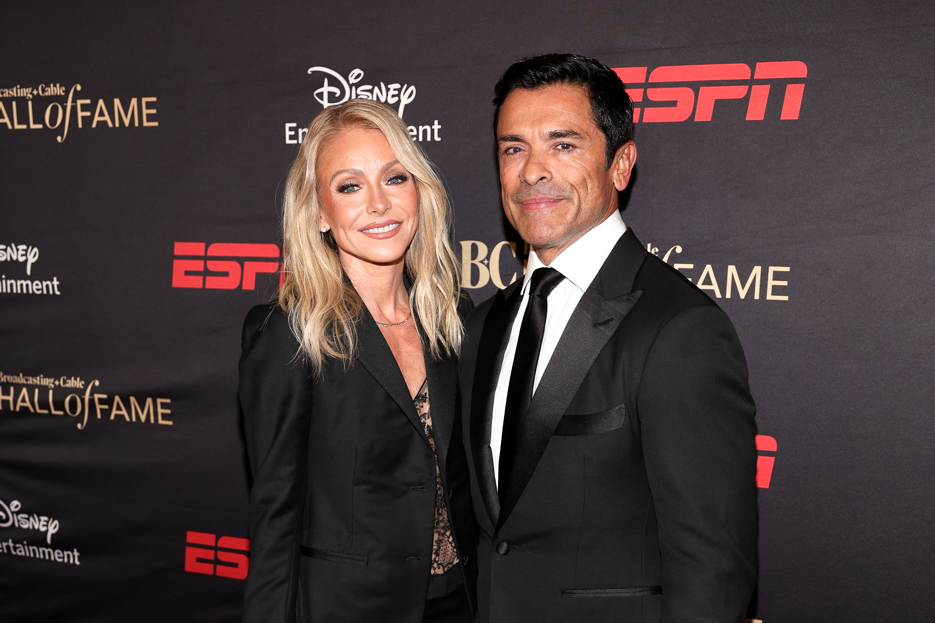 Kelly Ripa and Mark Consuelos Swap Kids on Christmas Card to Reality TV ...