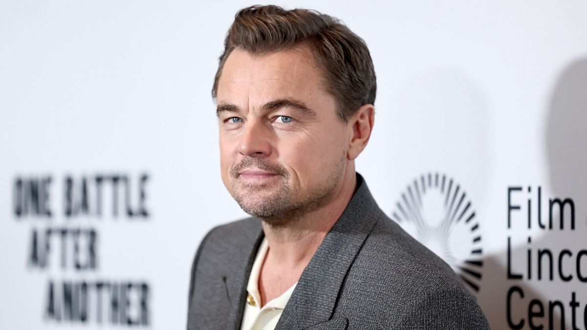 Leonardo DiCaprio & Girlfriend Share a Kiss in Rare PDA Moment ...