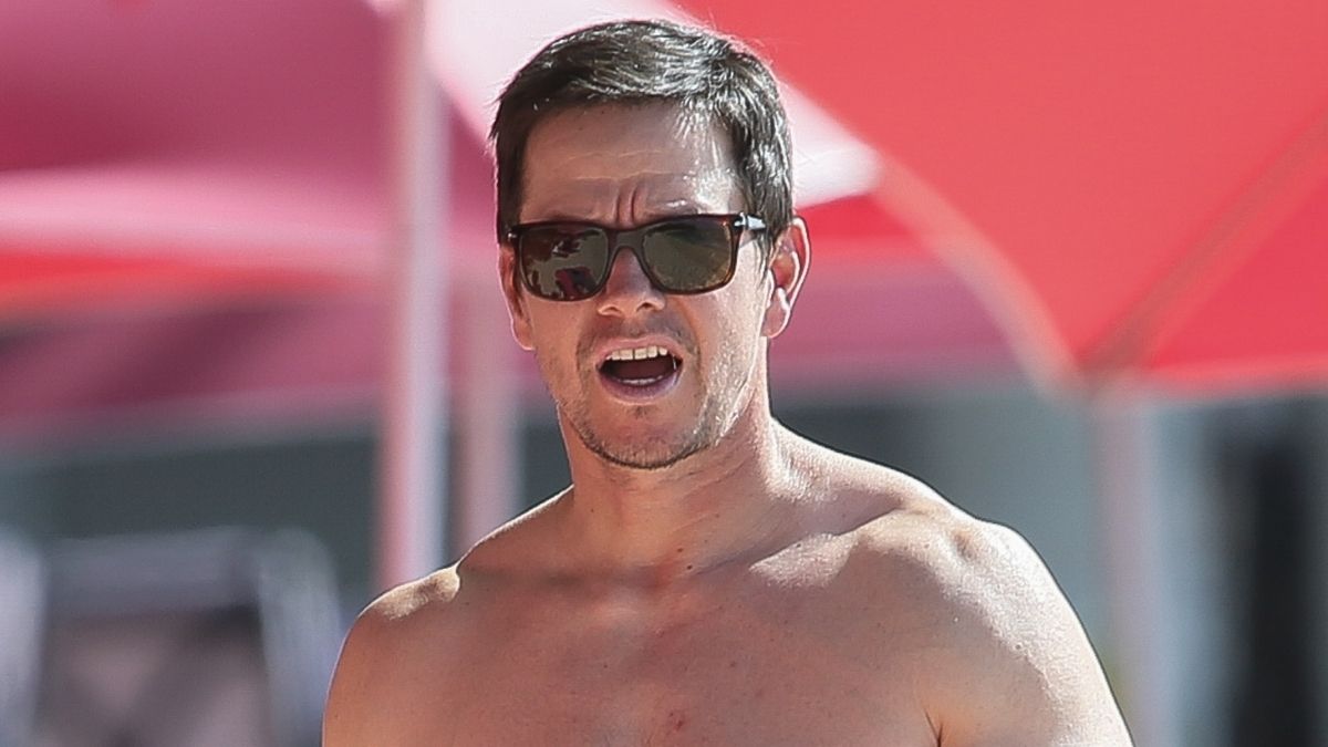Shirtless Mark Wahlberg Flaunts His Toned Abs - Reality Tea