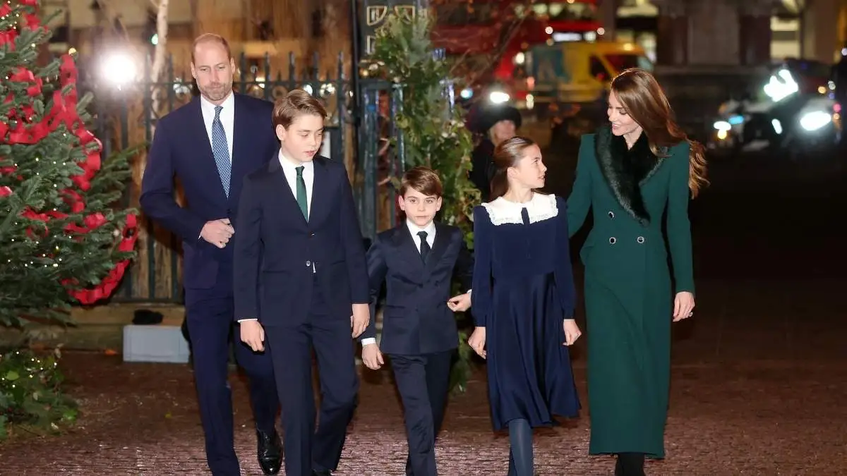 Prince William & Kate Middleton Send Christmas Wishes With Family Photo ...