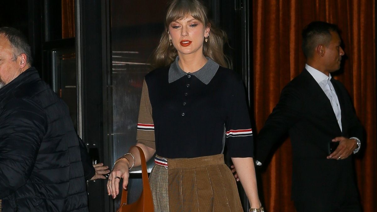 Taylor Swift Pairs Simple Tee With Luxurious LV Bag - Reality Tea