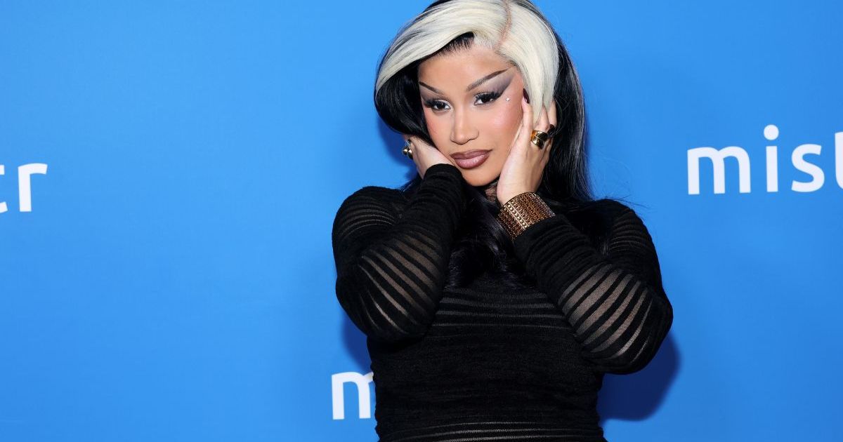 Cardi B’s Christmas Photos With Kids Next to Giant Trees Are Everything ...