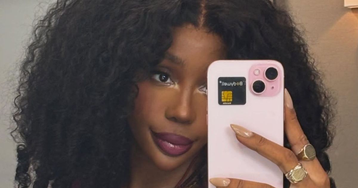 SZA Wears Only a Pair of Sheer Tights in Bold Selfie - Reality Tea