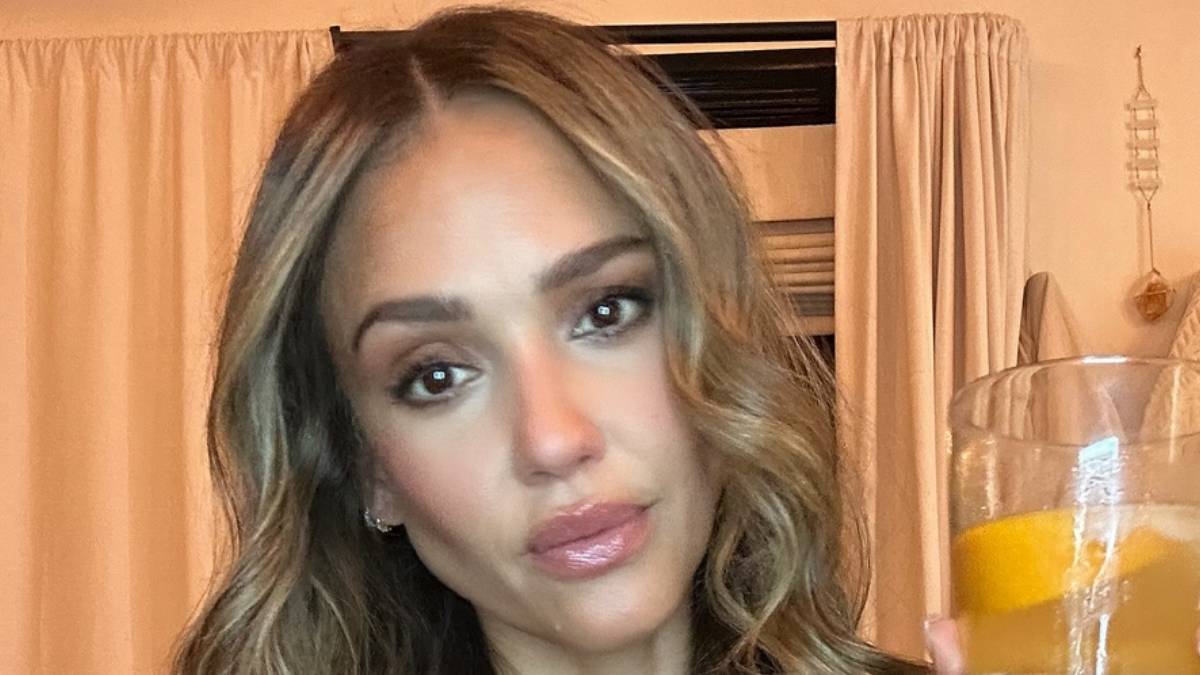 Jessica Alba's Slinky Black Dress Fits Her Like a Glove in Photos ...