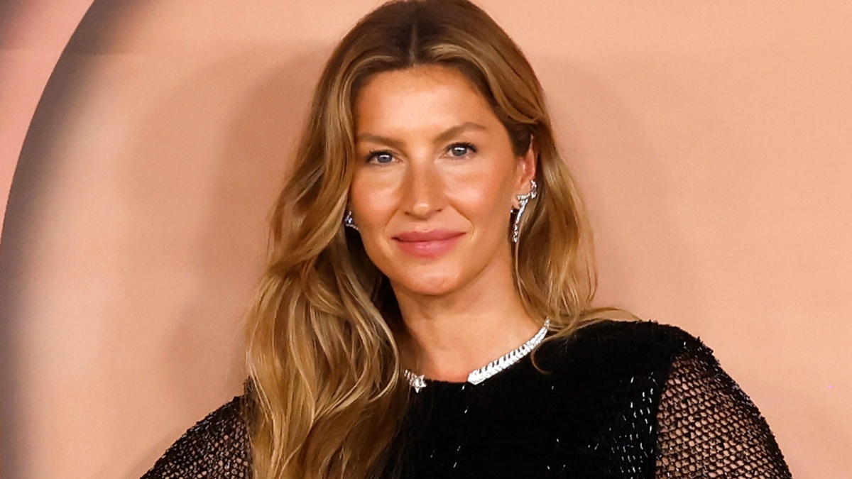 Gisele Bundchen Turns Heads With Leggy Display in Black Bodysuit ...